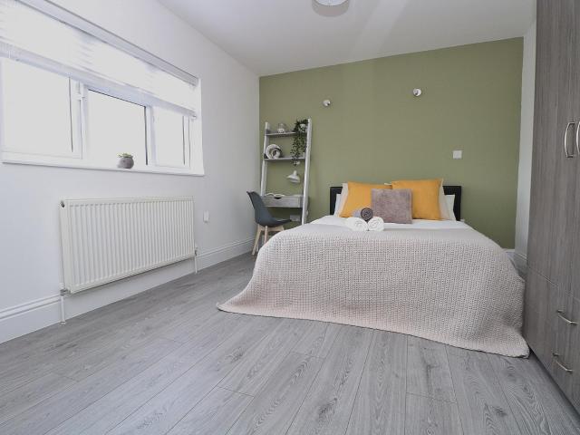Ensuite double bedroom close to the East Acton tube Has a Room
