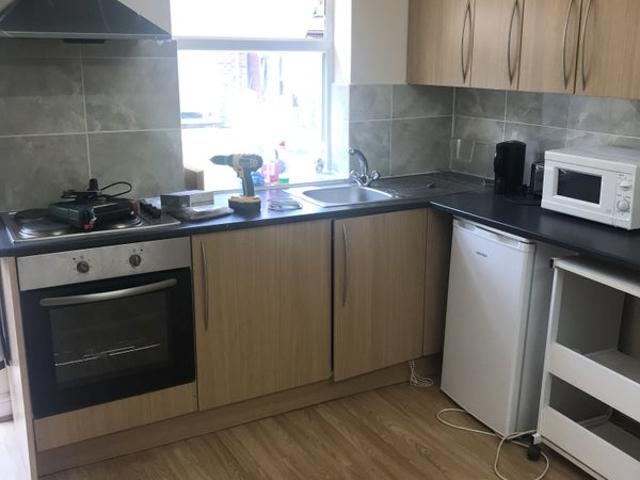 Ensuite independent Studio,working female