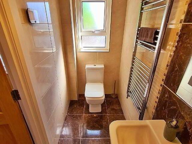 Ensuite Room 1, 361 Donegall Rd, Belfast, BT12 6NY