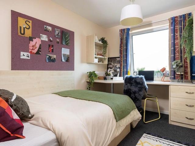 Ensuite Room at The Plaza Leeds – £165 PW