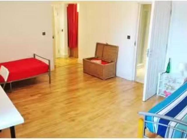 Ensuite room for rent in a 3 bedroom flatshare in Limehouse