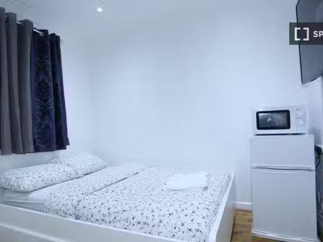 Ensuite room for rent in a flatshare in London