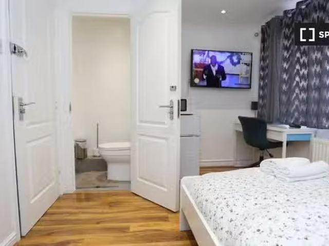 Ensuite room for rent in a flatshare in London