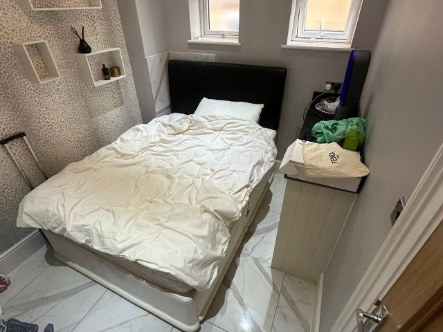 Ensuite room for single female in a family house £800 inclusive bills