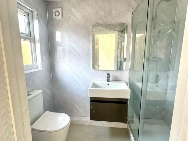 Ensuite Room shared entrance with family £850 pcm