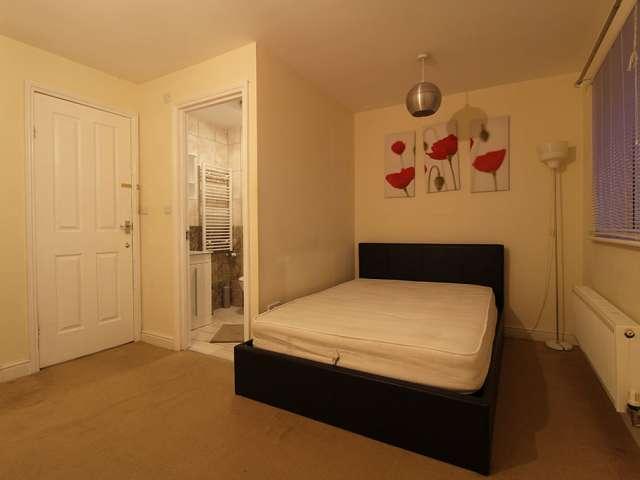 Ensuite room to rent in 3 bed houseshare in Barking, London