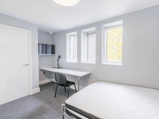 Ensuite Rooms Broadgate, Beeston NG9, Room to rent, £650 pcm | PrimeLocation