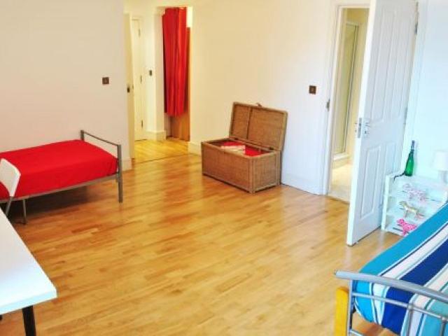 Ensuite twin bedroom in a 3 bedroom flat Has a Room