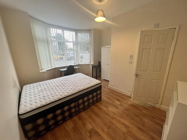 Ensuite 1, Hearsall Lane, Chapelfields, Coventry CV5, Room to rent, £585 pcm | PrimeLocation