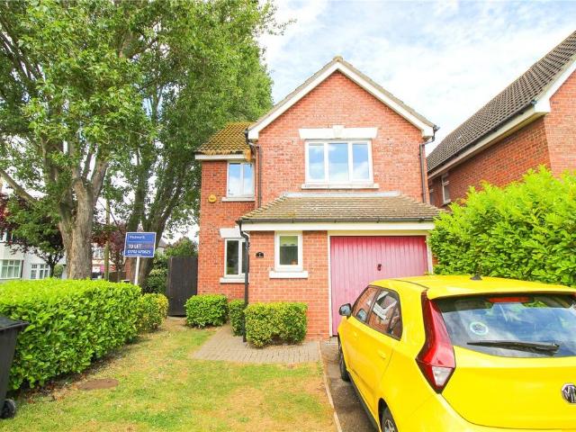 Ensign Close, Leigh on Sea, Essex, SS9 3 bed detached house to rent £2,408 pcm £556 pw