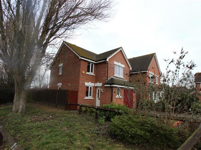 Ensign Close, Leigh on Sea, Essex, SS9 3 bed detached house to rent £2,448 pcm £565 pw