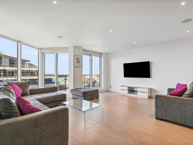 Ensign House, Juniper Drive, London 3 bed flat £4,500 pcm £1,038 pw
