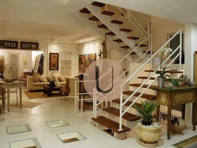 Ensolarada, ampla e cheia de charme! Casa com 325m² úteis, 03 andares, terraço, próximo ao Metrô V