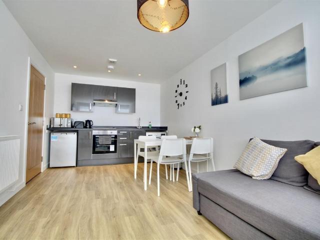 Enterprise House, Isambard Brunel Road PO1, 2 bed flat to rent, £1,450 pcm | PrimeLocation