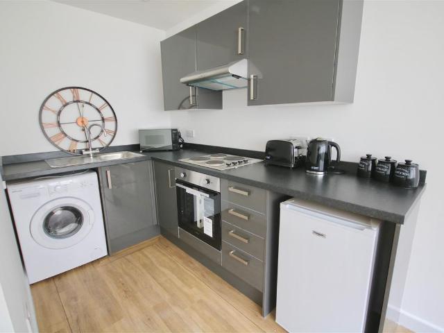 Enterprise House, Isambard Brunel Road, Portsmouth PO1, 2 bed flat to rent, £1,400 pcm | PrimeLocation