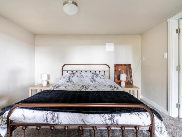Entire 1BB Basement Unit w Private Entrance
