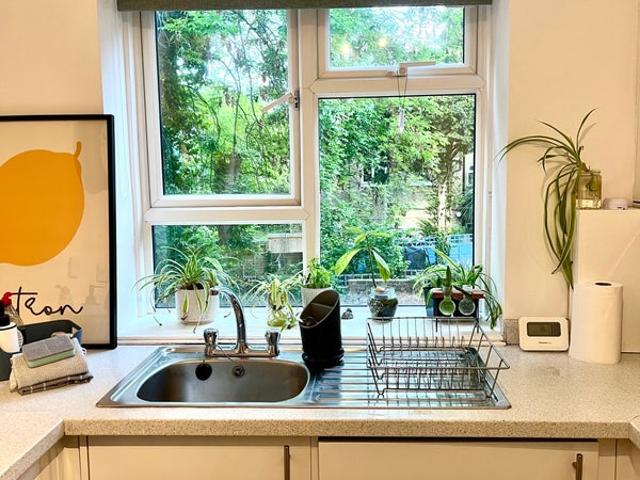 Entire 2 bed with balcony and free parking