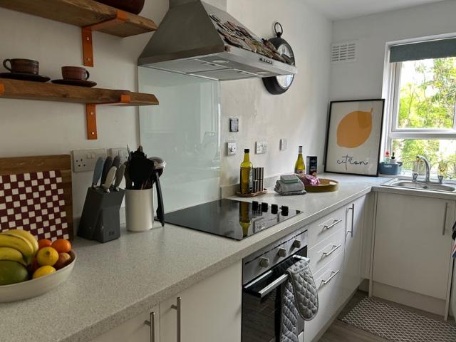 Entire 2 bed with balcony and free parking