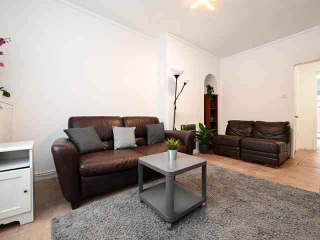 Entire house 2 bed, 2bath near underground station