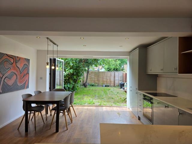 Entire house openplan + parking + garden 2/3 bed