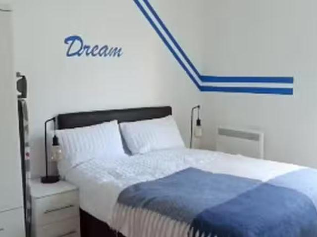 Entire Place·2B1.5B···155 Bromsgroves street Blue escape Entir.