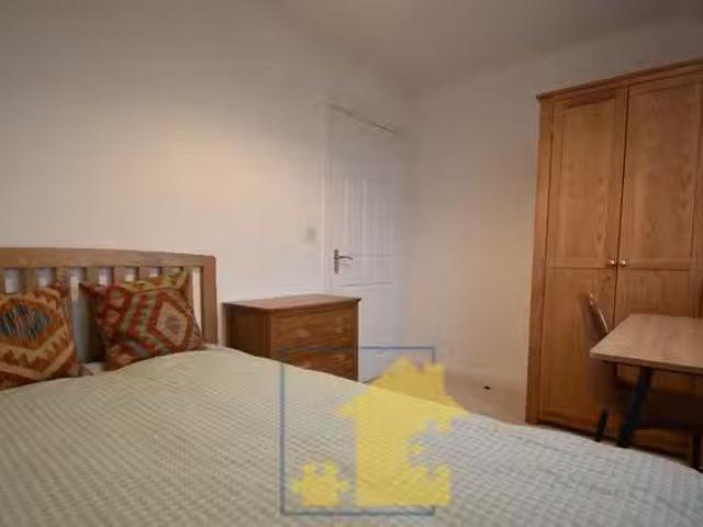 Entire Place·2B1B···Flat 7 43 Heroes Drive 2 bedrooms 1 bathroom