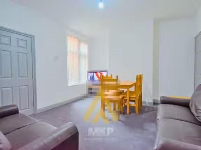 Entire Place·5B1.5B···74 Raddlebarn Road Birmingham B29 6HJ 5.