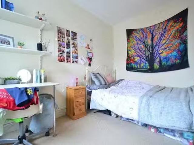 Entire Place·6B2B···18 Katie Road, Selly Oak room2