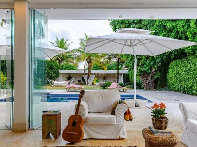 Entre a água da piscina e o som do violão, o relógio perde importância