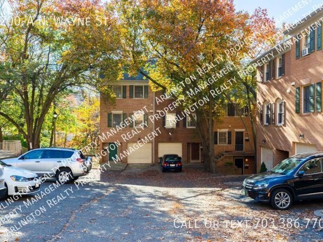 Entry level 4Bed/2.5Bath townhouse unit located within 3 blocks of Courthouse Metro