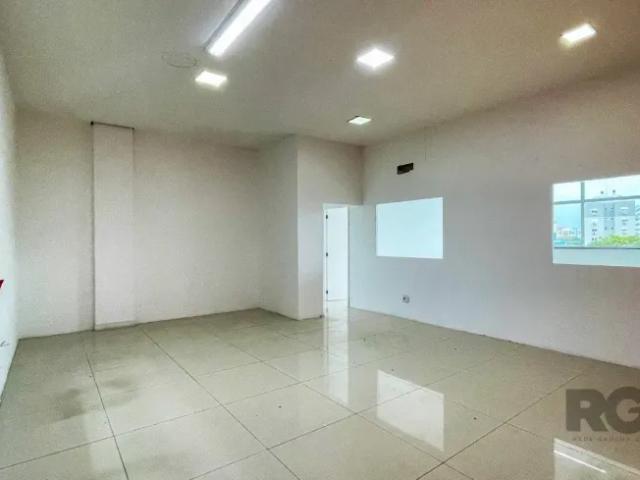 Escritório para Alugar no Bairro Azenha com 150m² de Área Útil disponível