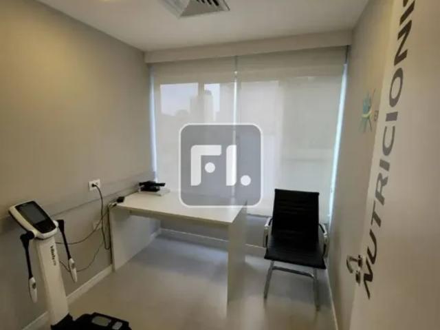 Escritório para aluguel possui 200 metros quadrados em Pinheiros São Paulo SP