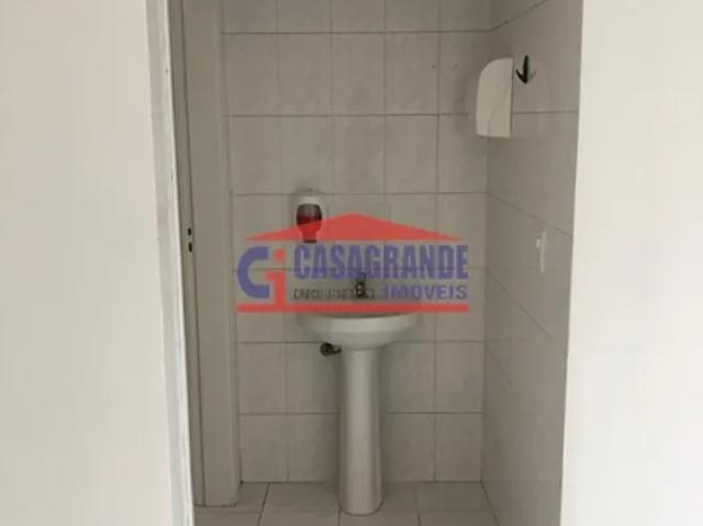 Escritório para aluguel possui 30 metros quadrados com 1 quarto