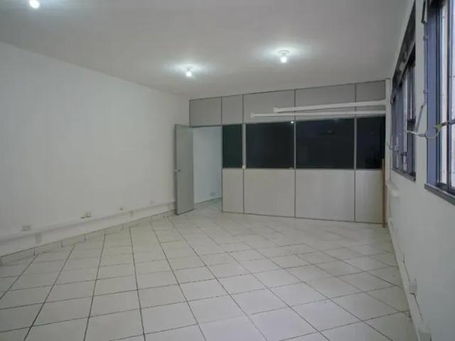 Escritório para Alugar no Centro com 157m² de Área Útil em Localização Privilegiada