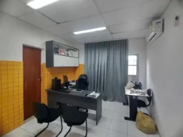 Escritório para aluguel possui 300 metros quadrados com 5 quartos em Massaranduba Salvador BA