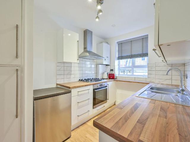 Esher Gardens, Wimbledon Common, London SW19, 1 bed flat to rent, £2,000 pcm | PrimeLocation