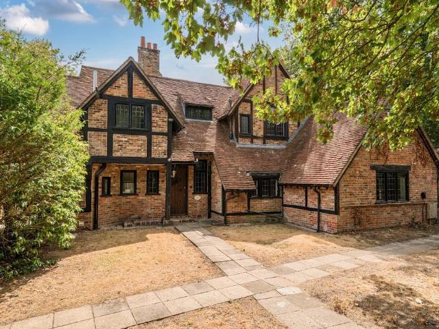 Esher Place Avenue, Esher KT10 4 bed detached house to rent £5,075 pcm £1,171 pw