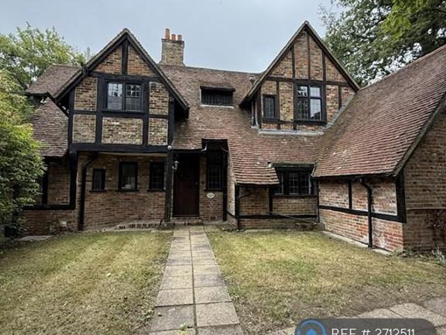 Esher Place Avenue, Esher, KT10 4 bed detached house to rent £6,000 pcm £1,385 pw