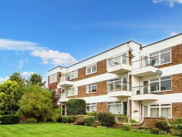 Esher Road, Hersham, 2 Bedroom Flat