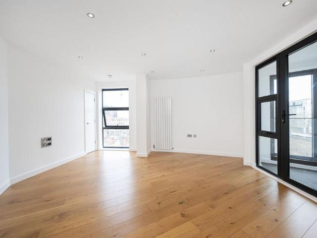 Esker Place, Hackney, London, E2 1 bed flat to rent £2,500 pcm £577 pw
