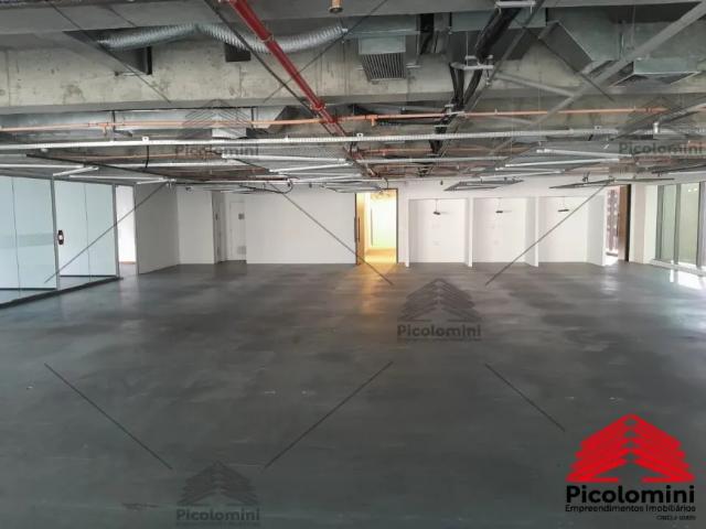 Espaço Comercial de Alto Padrão na Vila Olímpia: 7 Salas, 3 Banheiros, 18 Vagas de Garagem, 650 m²