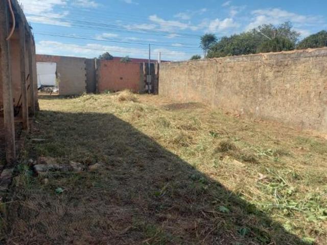 Espaço de festas em construção em avenida no bairro Nova Campo Grande