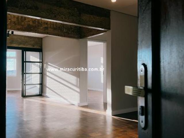 Espaço, luz, ventilação natural, vista definitiva num apartamento que foi totalmente reformado e est