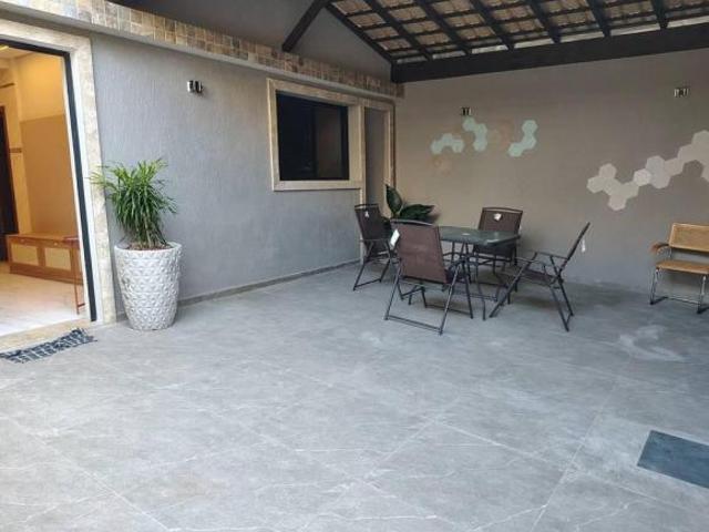 Espaçosa Casa à Venda em Caiçara, Praia Grande 3 Quartos e Piscina