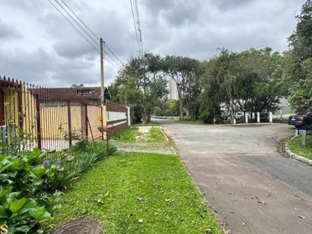 Espaçosa casa à venda em Curitiba PR, no Bigorrilho: 4 quartos, 1 suíte, 2 salas, 2 banheiros, 2 vag