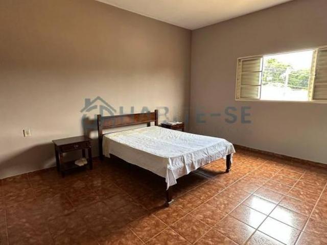 Espaçosa casa à venda em Franca SP, Residencial São Tomaz: 3 quartos, 1 suíte, 2 salas, 1 banheiro