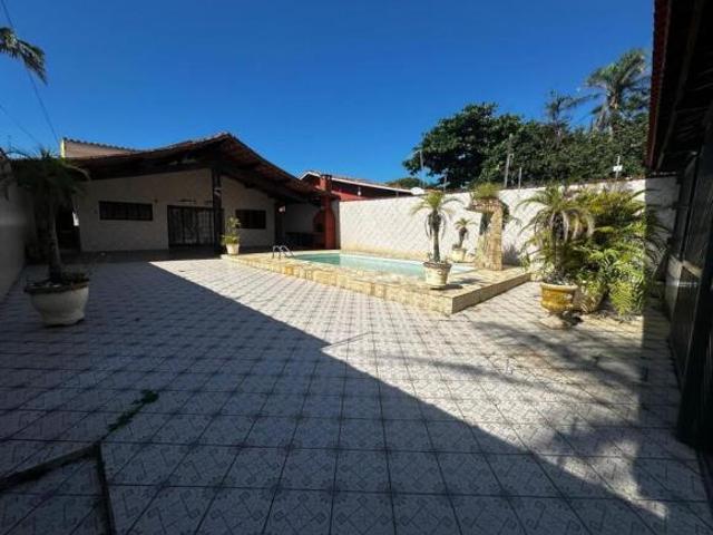 Espaçosa Casa à Venda em Solemar, Praia Grande 2 Quartos e Piscina