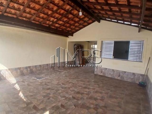 Espaçosa Casa à Venda em Princesa, Praia Grande 2 Quartos e 3 Vagas