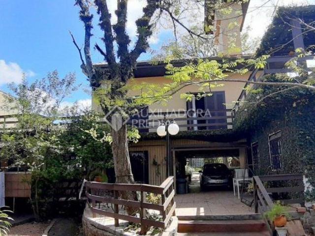 Espaçosa casa à venda em Teresópolis