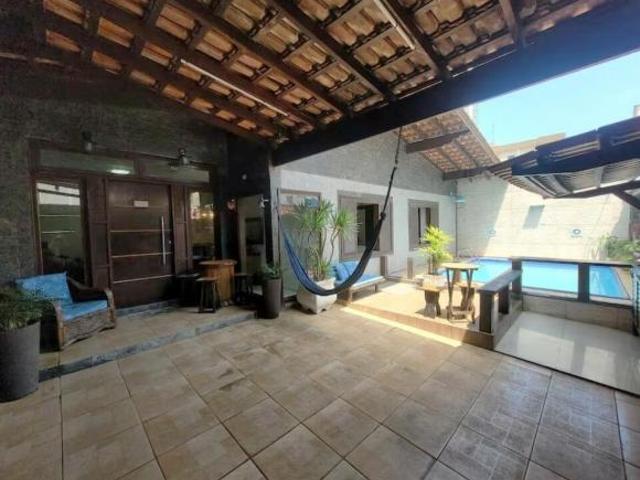 Espaçosa Casa à Venda em Tupi, Praia Grande 2 Quartos e Piscina
